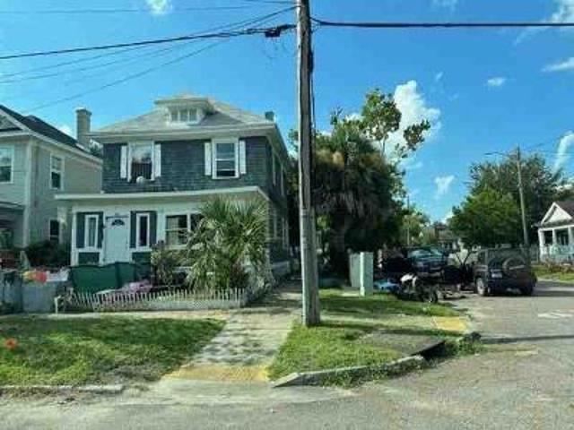 E 18th St