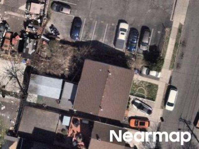 E 19th St