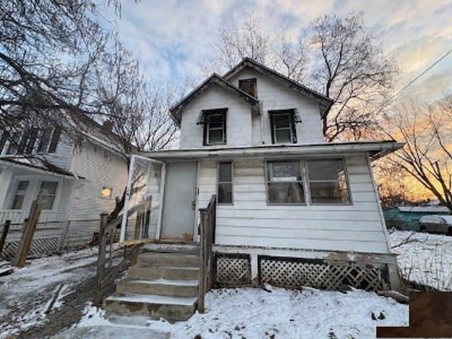 E 104th St