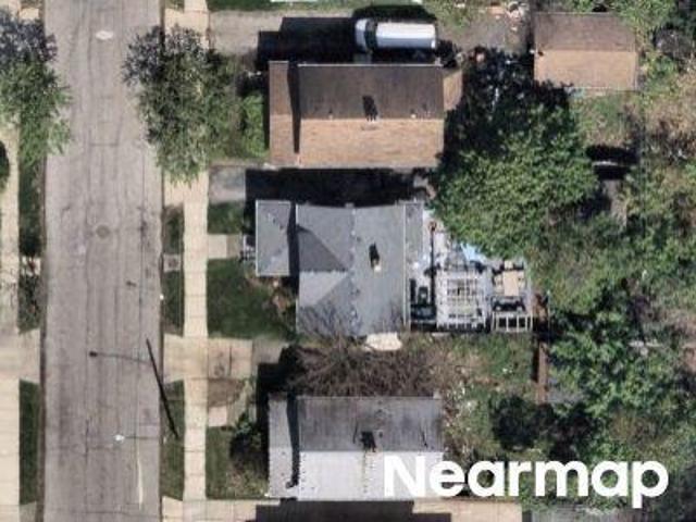 E 105th St
