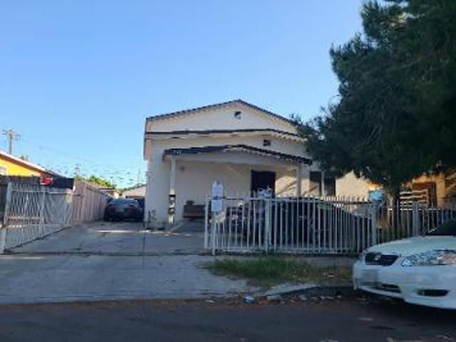 E 109th St