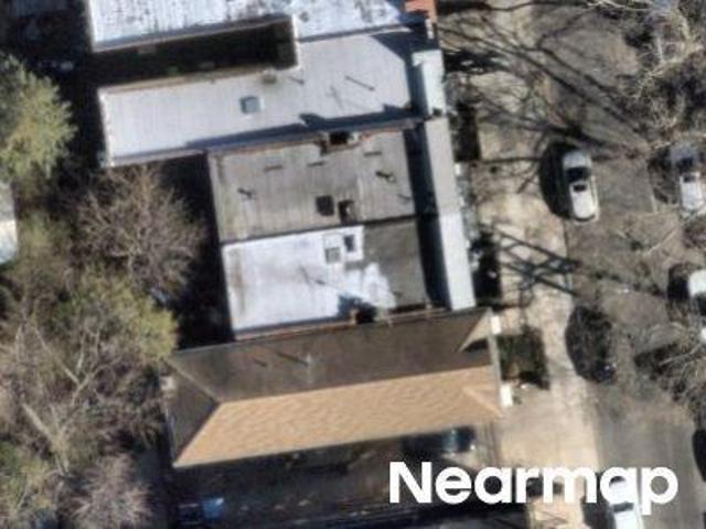 E 10th St