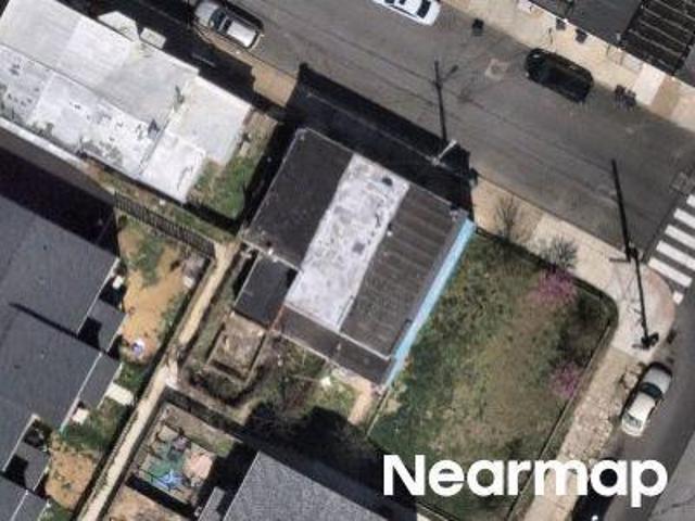 E 10th St