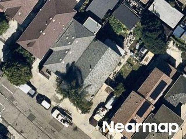 E 10th St