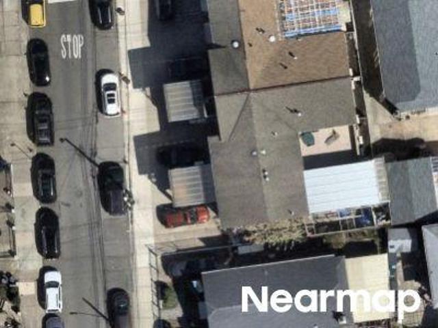 E 11th St