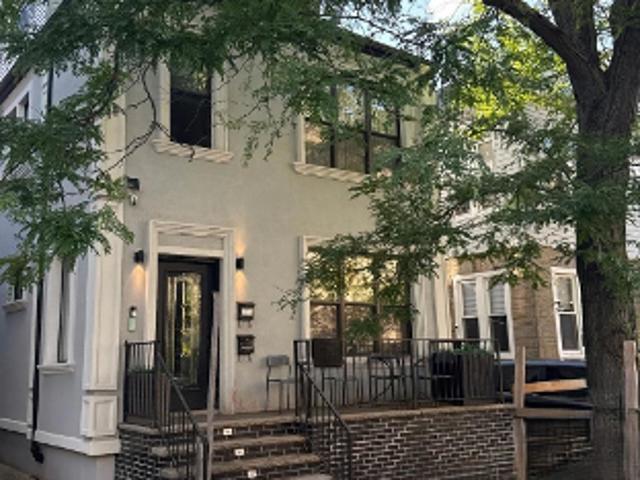 E 12th St