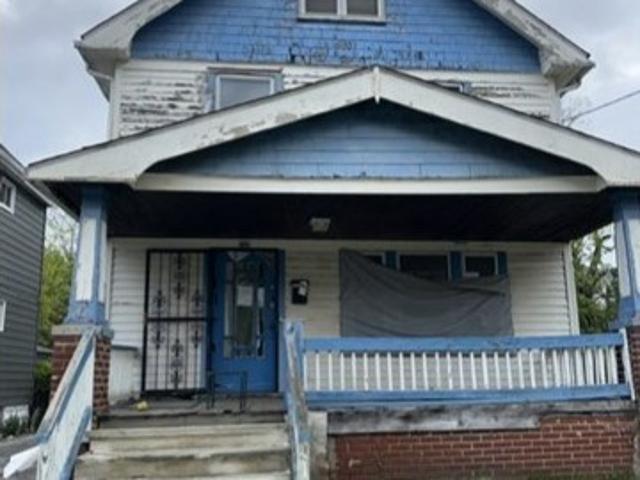 E 130th St
