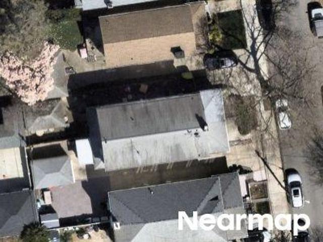 E 24th St