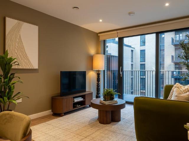 E 25, Kew Curve, Capital Interchange. 1 bed flat to rent £2,295 pcm £530 pw