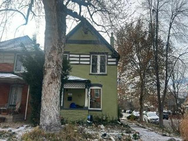 E 25th Ave