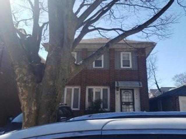 E 28th St
