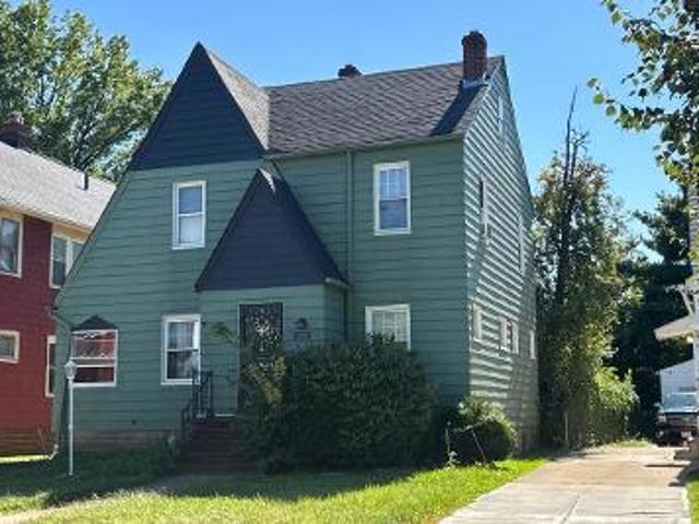 E 204th St