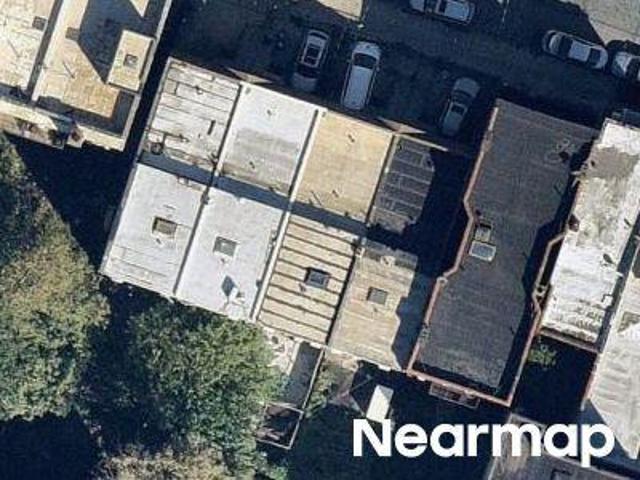 E 214th St