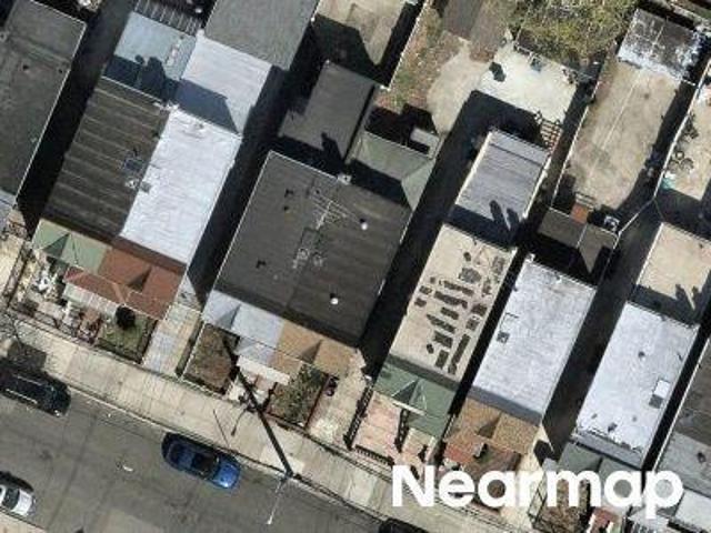 E 215th St