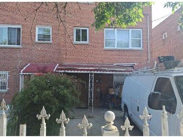 E 219th St