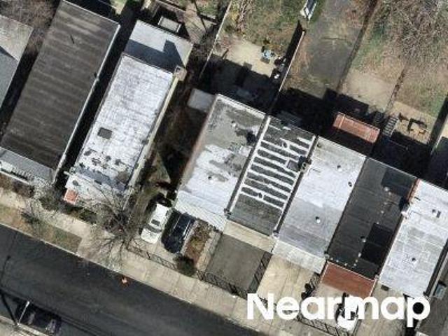 E 220th St