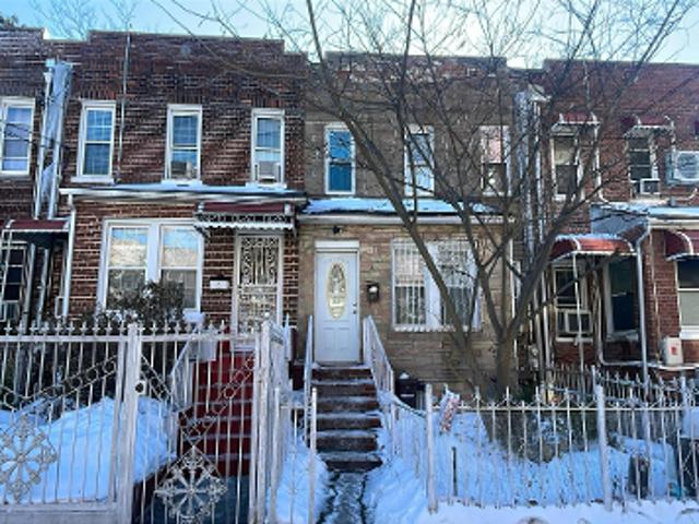 E 221st St