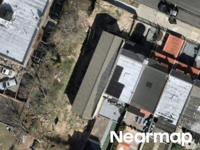 E 230th St