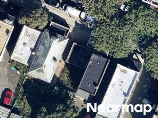 E 230th St