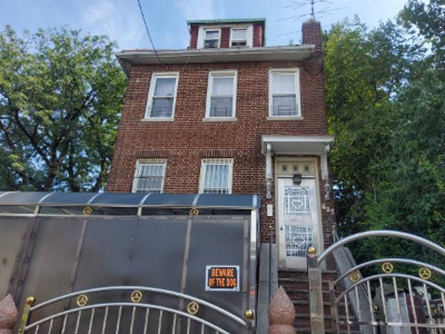 E 237th St
