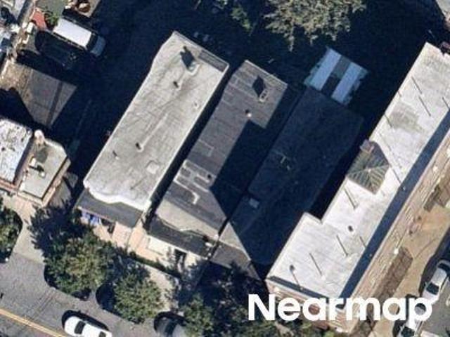 E 237th St