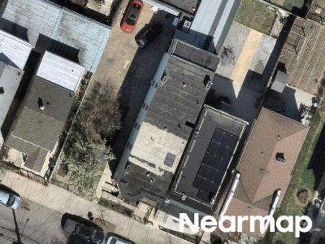E 235th St