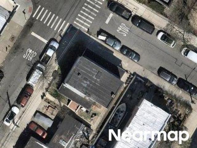E 239th St