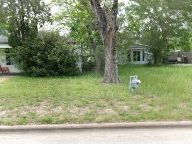 E 23rd St