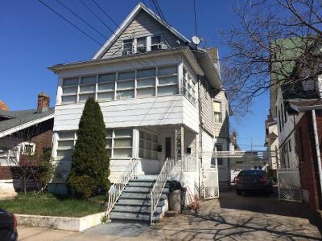E 38th St