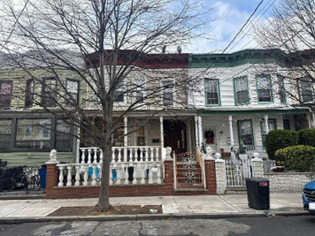 E 38th St