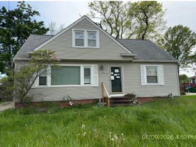 E 305th St