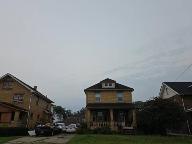 E 30th St
