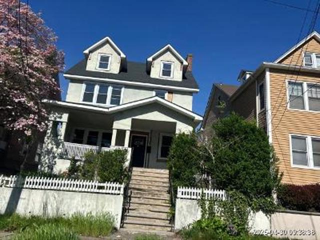 E 30th St