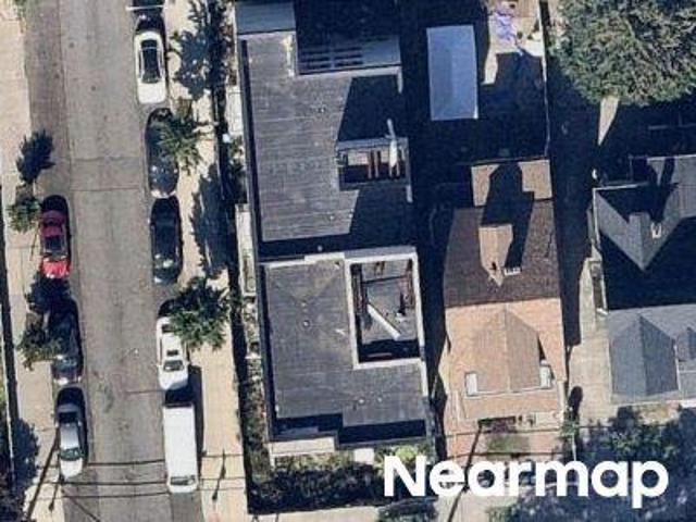 E 31st St