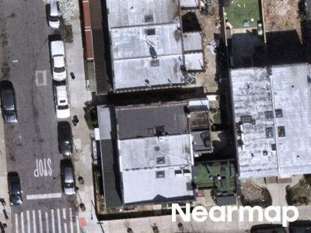 E 32nd St