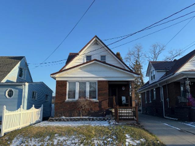 E 32nd St