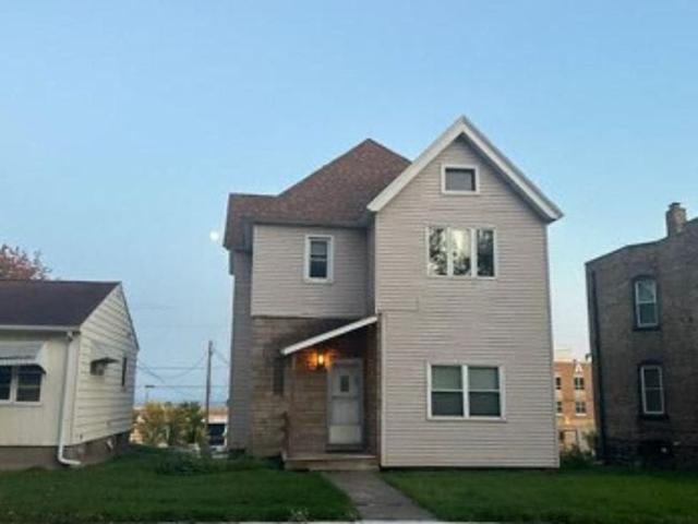 E 3rd St
