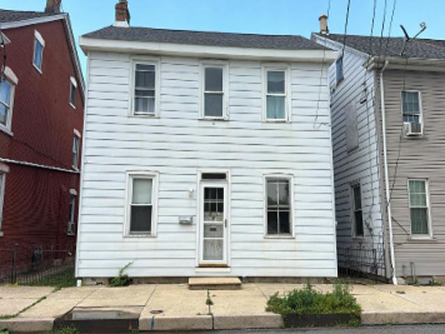 E 3rd St