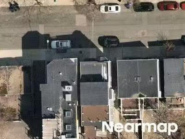 E 6th St