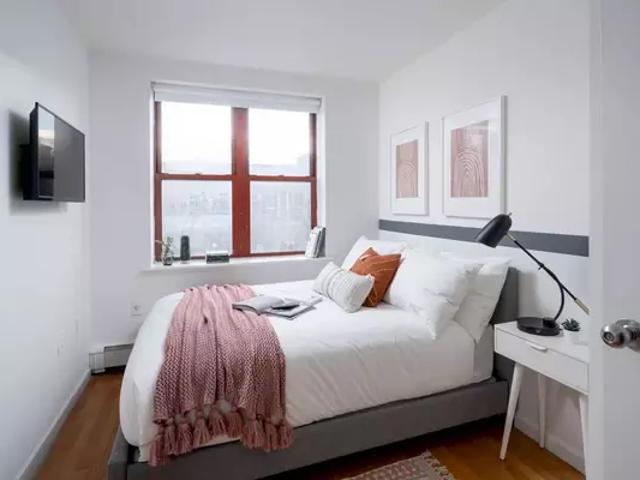 E 7th St #497