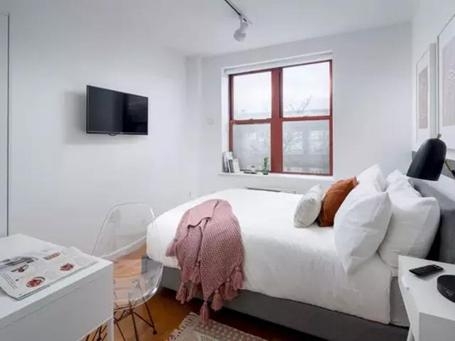 E 7th St #498