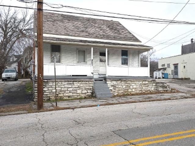 E 7th St