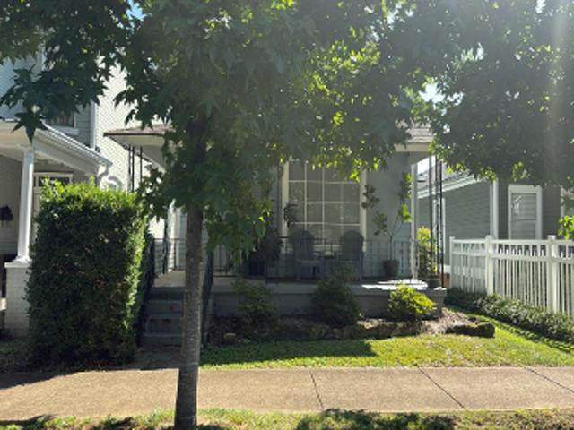 E 8th St