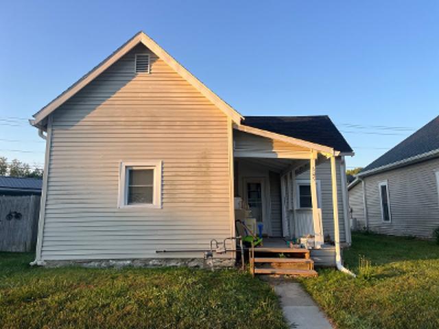 E 8th St