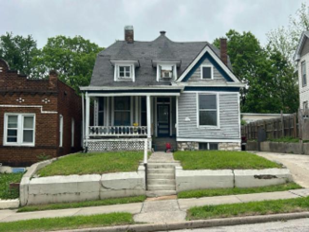 E 9th St