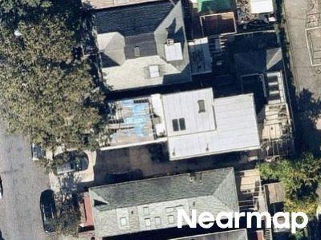 E 9th St