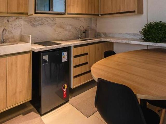 ECOVILLE: STUDIO MOBILIADO COM MEZANINO, SACADA COM CHURRASQUEIRA