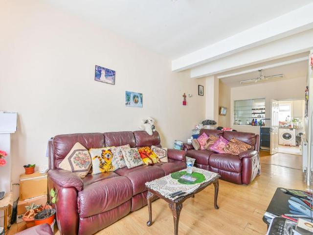 Ecclestone Place, Wembley, HA9 3 bed terraced house to rent £2,600 pcm £600 pw