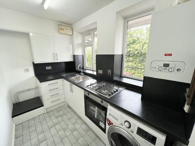 Eccles New Road, Salford 2 bed apartment to rent £1,025 pcm £237 pw