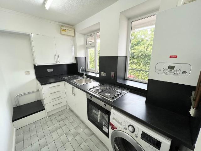 Eccles New Road, Salford M5, 2 bed flat to rent, £1,100 pcm | PrimeLocation